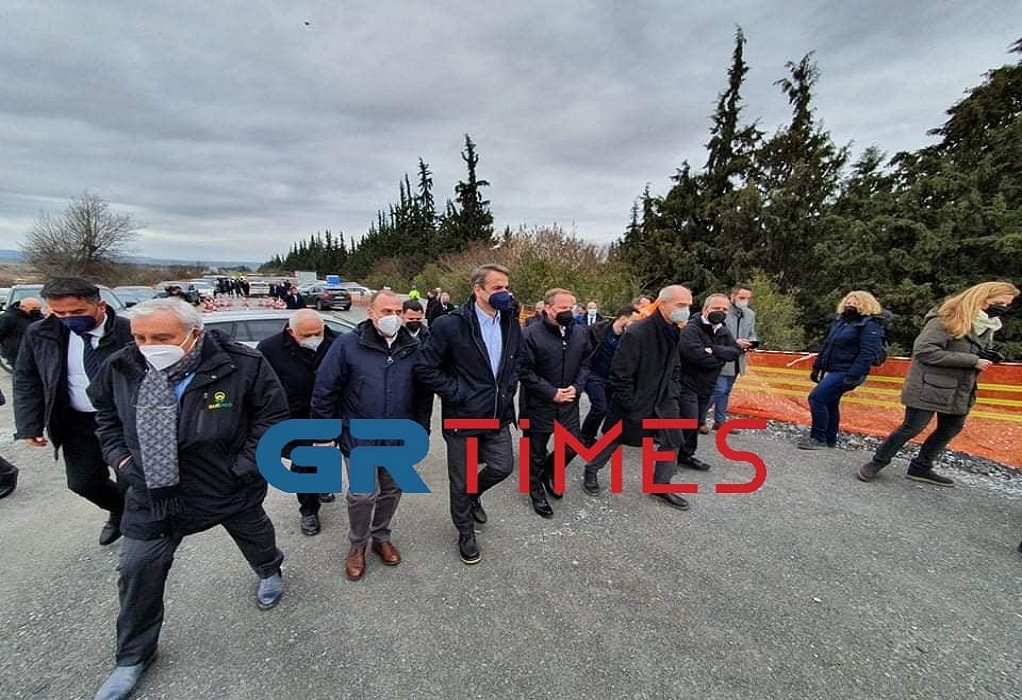 Τις εργασίες ανακατασκευής της γέφυρας στον Αλιάκμονα, στο ύψος των ...
