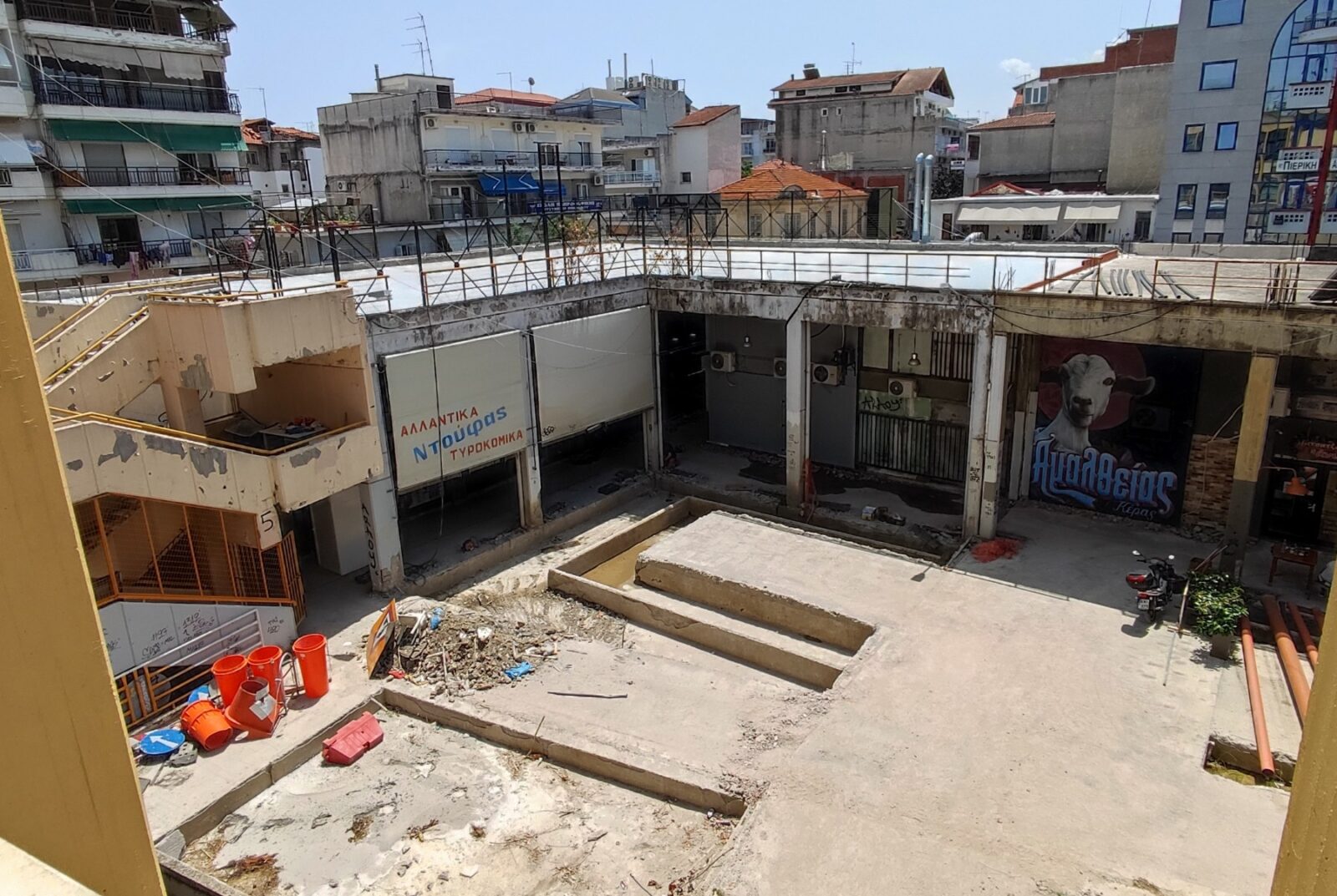 Σε εξέλιξη η ανάπλαση στο αίθριο της Δημοτικής Αγοράς - Pieria News