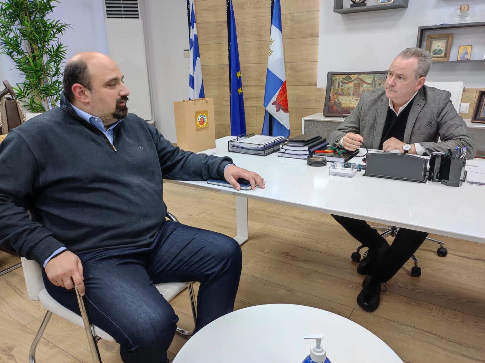 Με τον Υφυπουργό στον Πρωθυπουργό Χρήστο Τριαντόπουλο συναντήθηκε ο ...